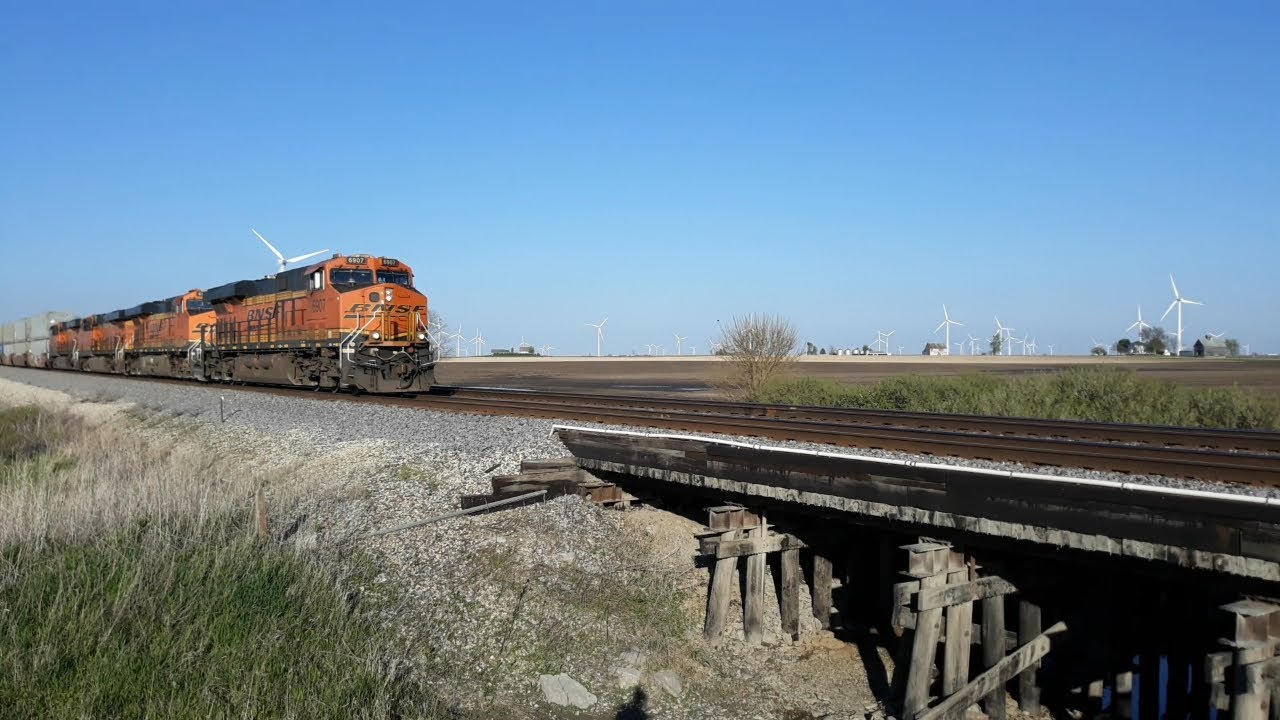 😎 Beautiful BNSF Racing into the Sunset!!! - YouTube