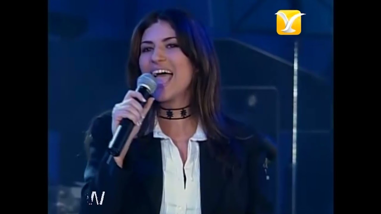 Laura Pausini - Escucha Tu Corazón - Festival de Viña 1997 - YouTube