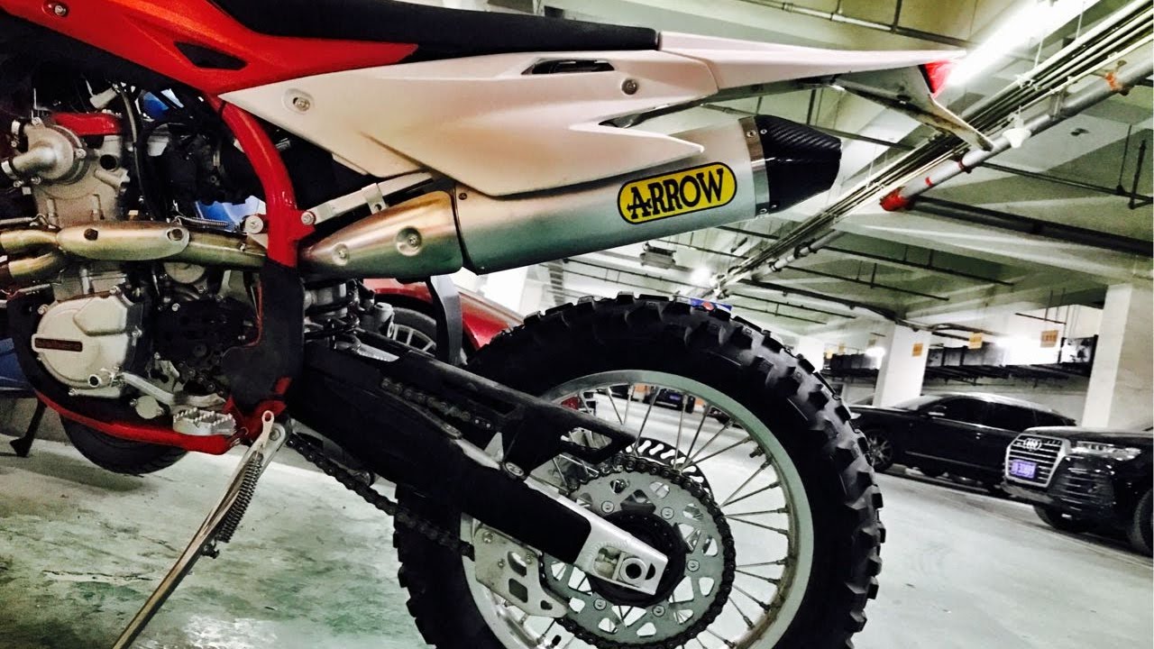 SWM RS300R Arrow exhaust preview and weight comparison. - YouTube