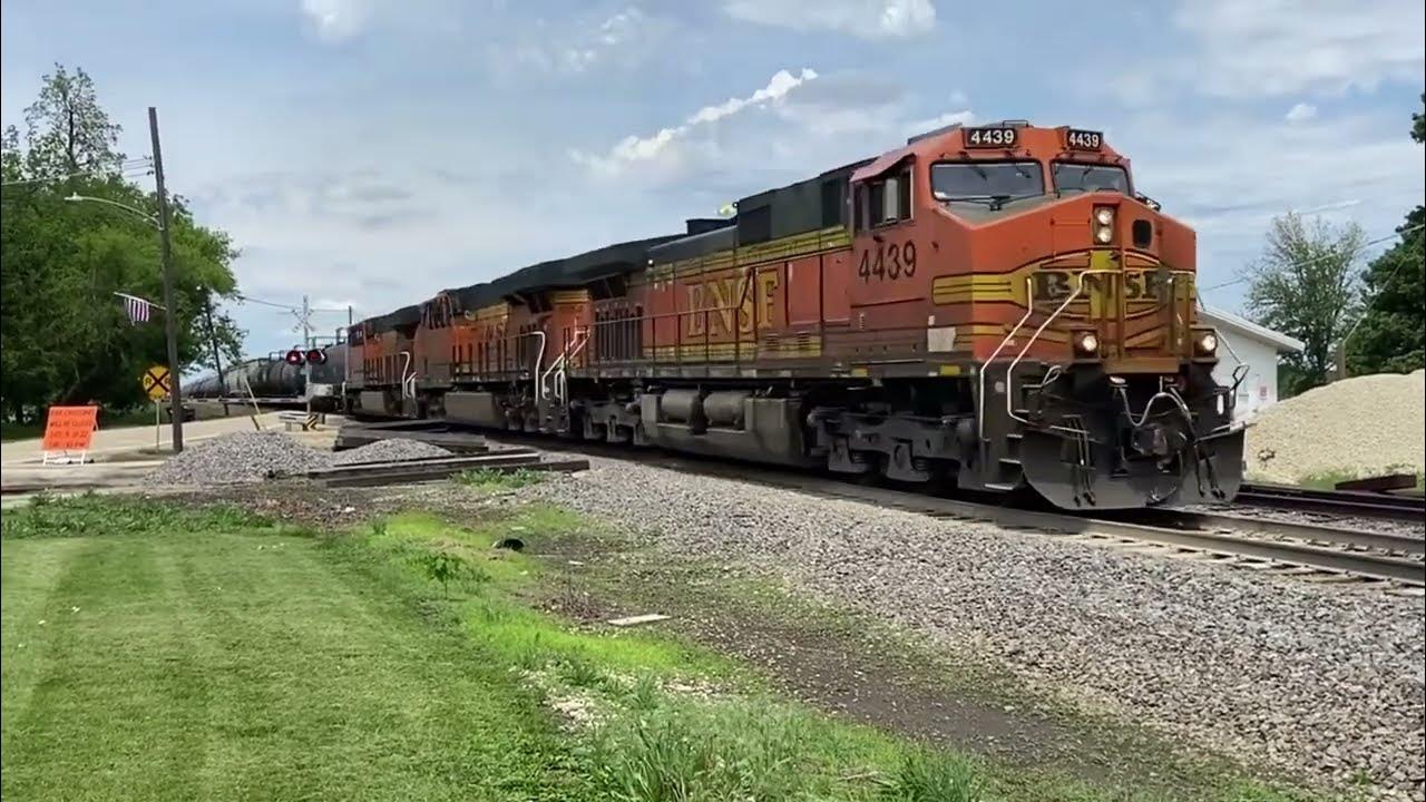 BNSF # 4439 Manifest heading east at the Viking Vie Crossing - Lee, IL - YouTube