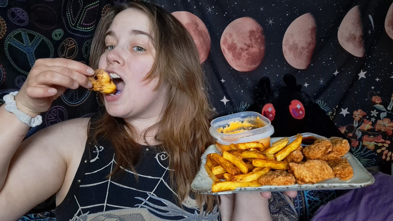 Chickie Nuggies & Cheesy fries! (and a widdle bit o' pasta salad) - YouTube