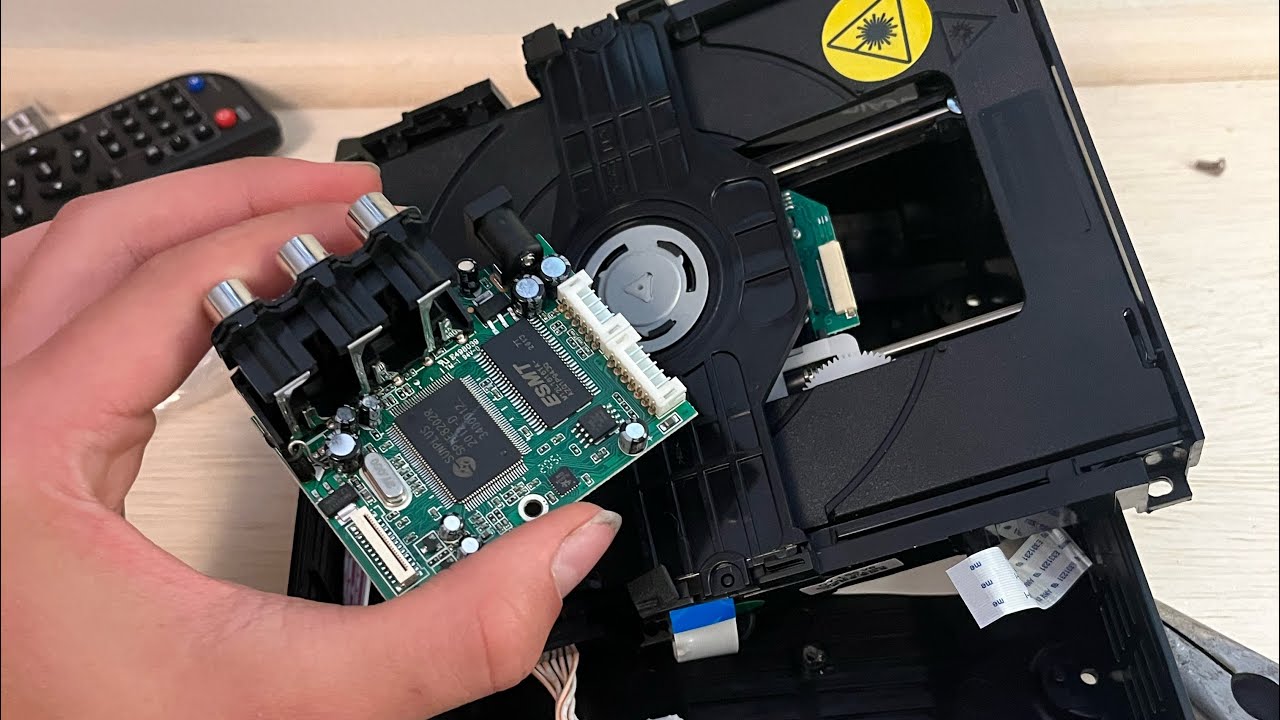 Taking apart a CRAIG CVD516 dvd player - YouTube