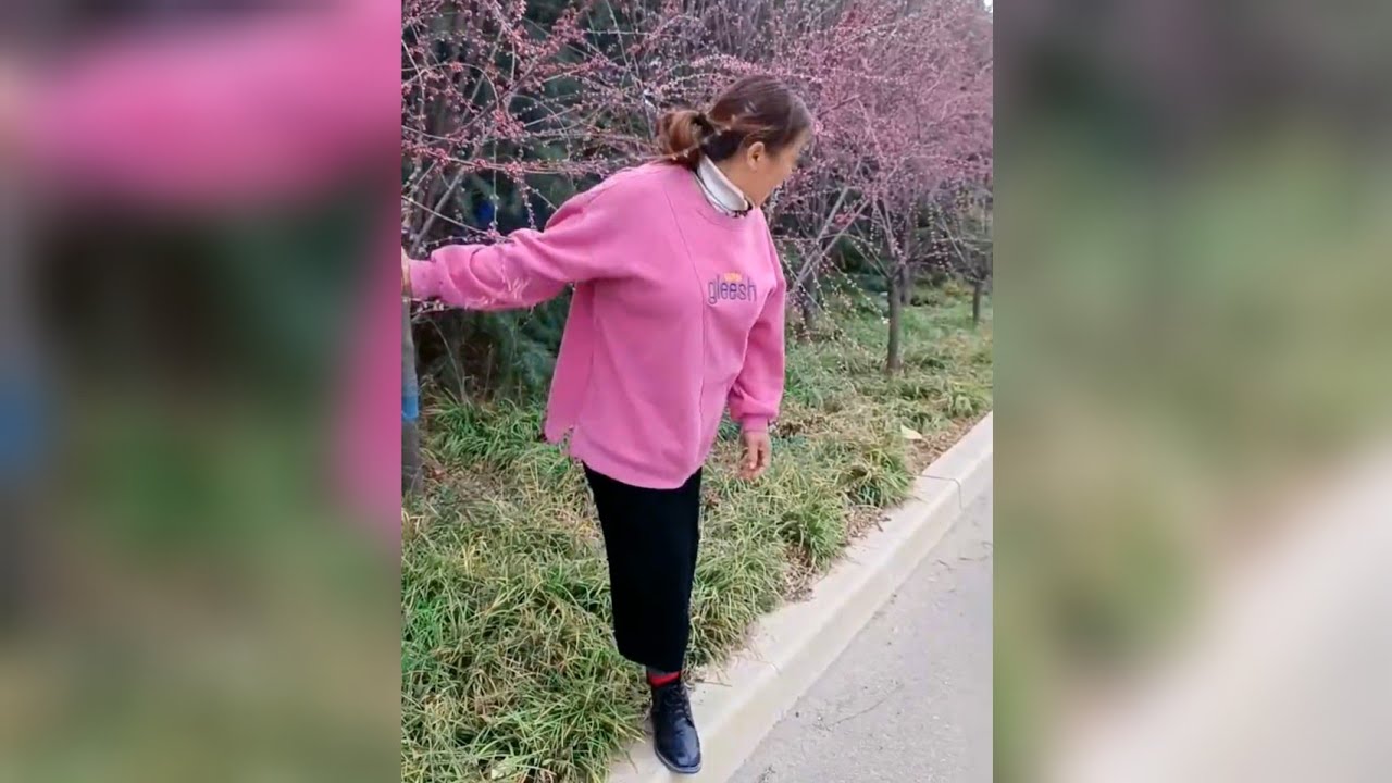 Hip Amputee Girl Hopping to the Car Without Crutches | Mujer Con ...
