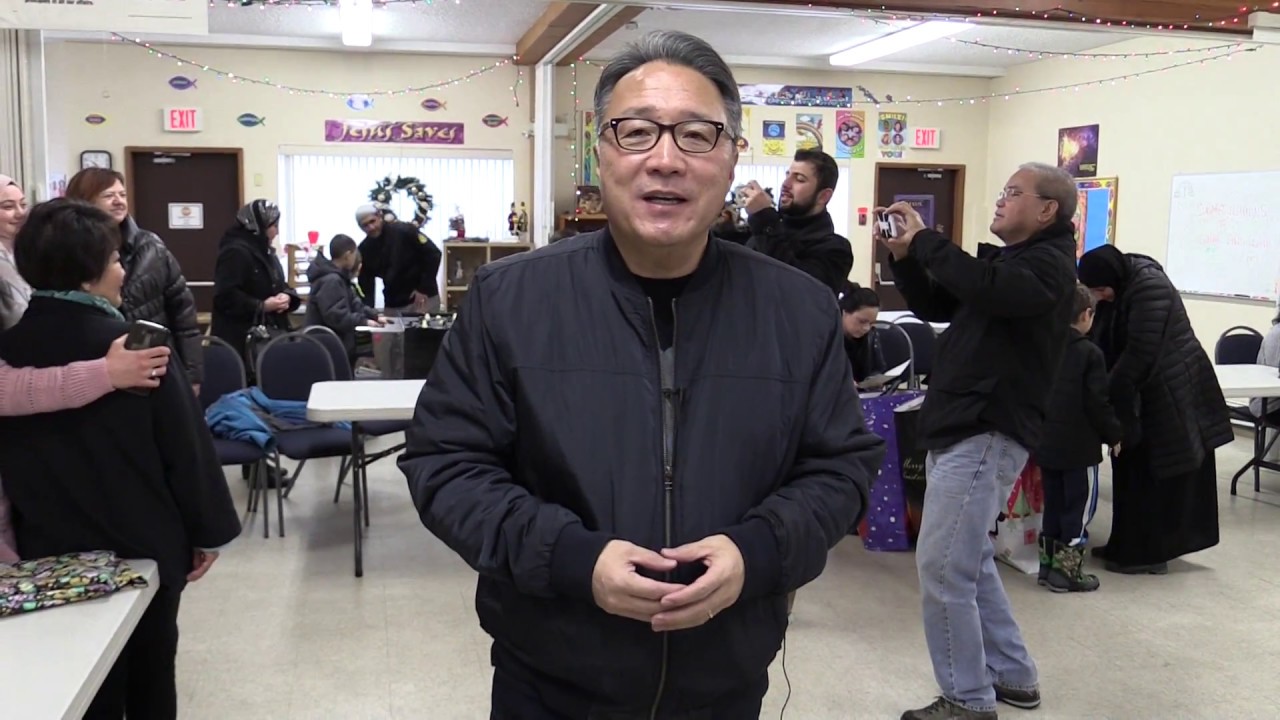 Muslims helping out their Christian neighbours on Christmas - YouTube