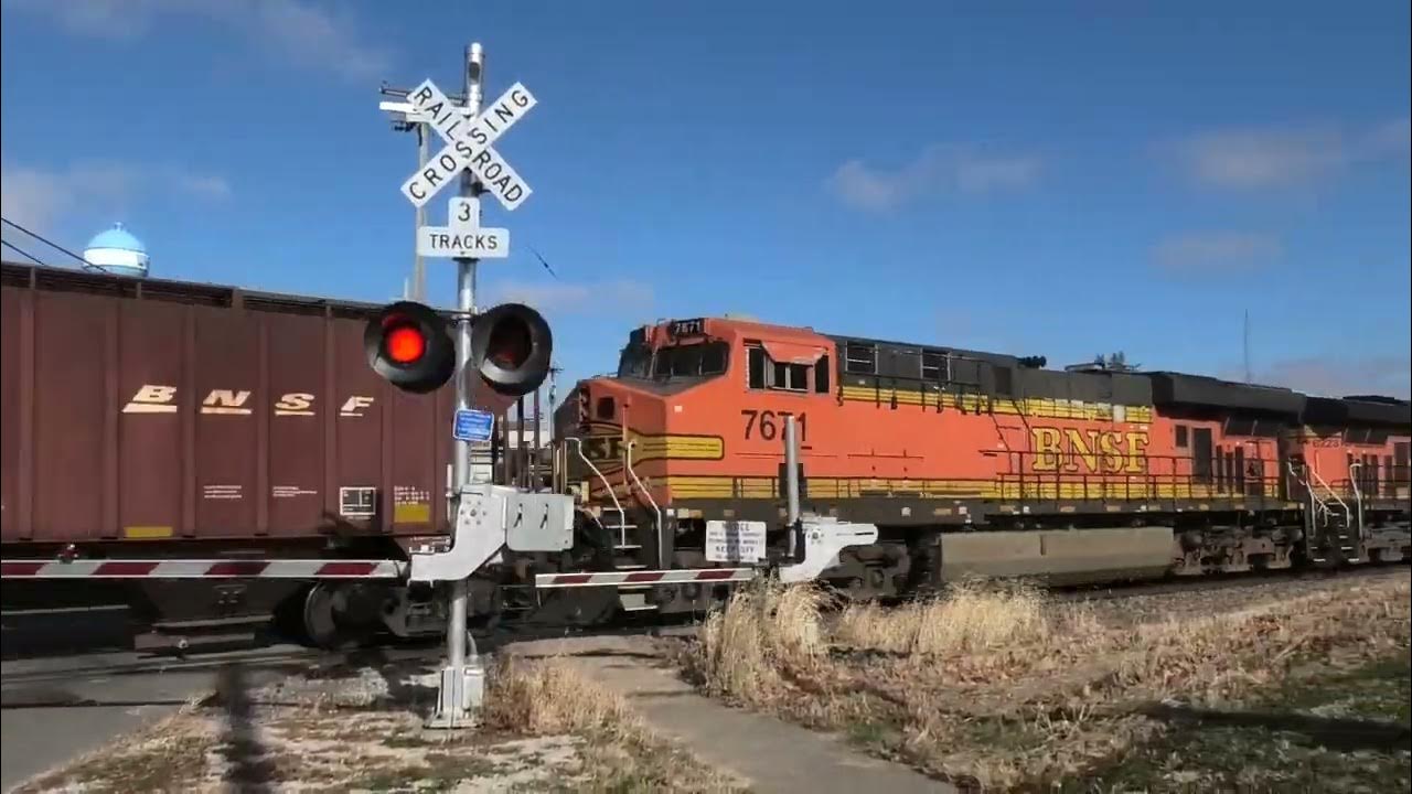 BNSF 6223 East in Wyanet, IL 11/11/22 - YouTube