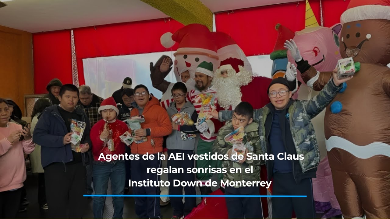 Agentes de la AEI, vestidos de Santa Claus, regalan sonrisas en el ...