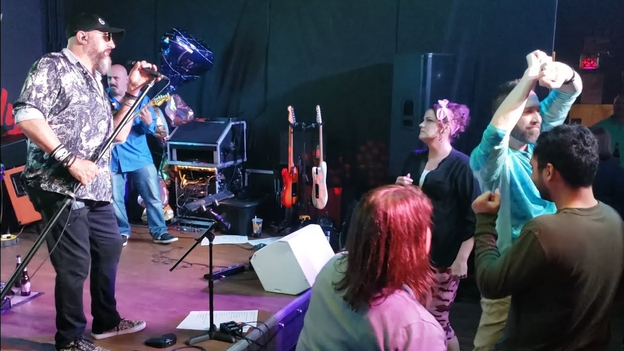 Six Pack Sammy rockin' "Hurts So Good"💃🕺 - YouTube