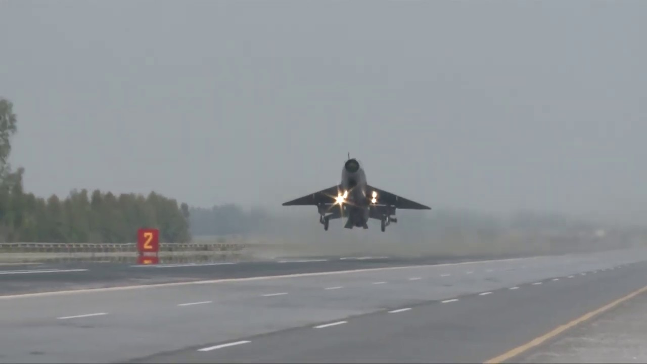 PAF Fighter Jets Land-Takeoff from Motorways - YouTube