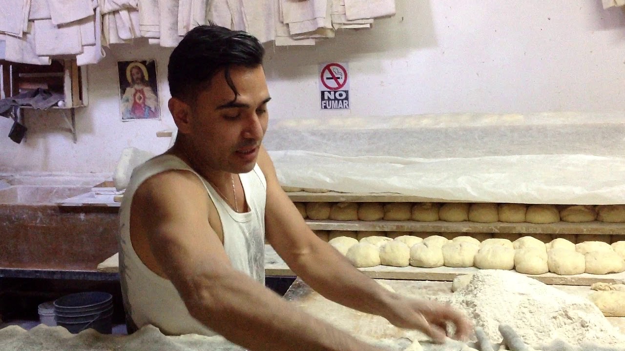 Elaboración del tradicional Birote de Guadalajara, para el mundo. - YouTube