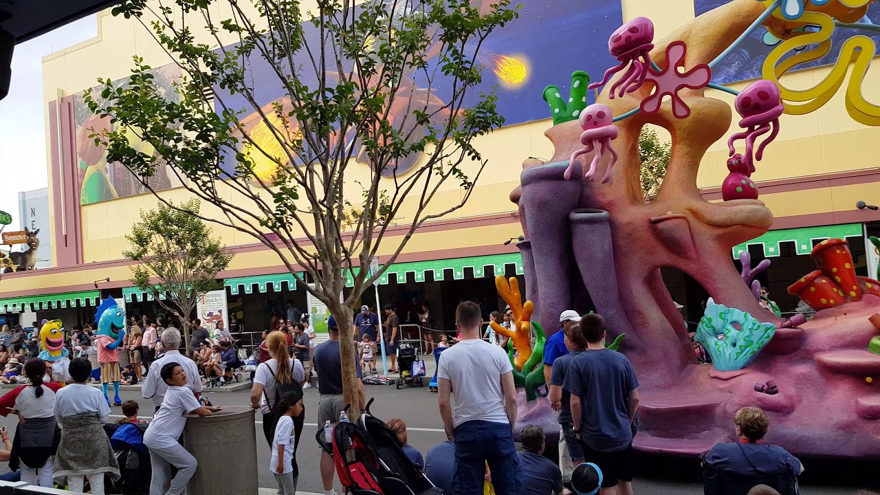 Squidward in a parade @ Universal Studios, Florida 2018 - YouTube