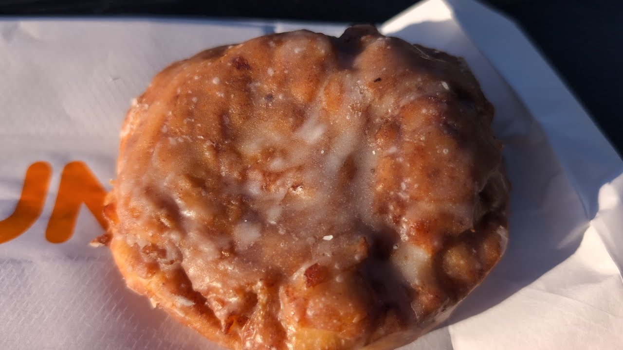 DUNKIN APPLE FRITTER AND CHARLI D'AMELIO DRINK REVIEW - YouTube