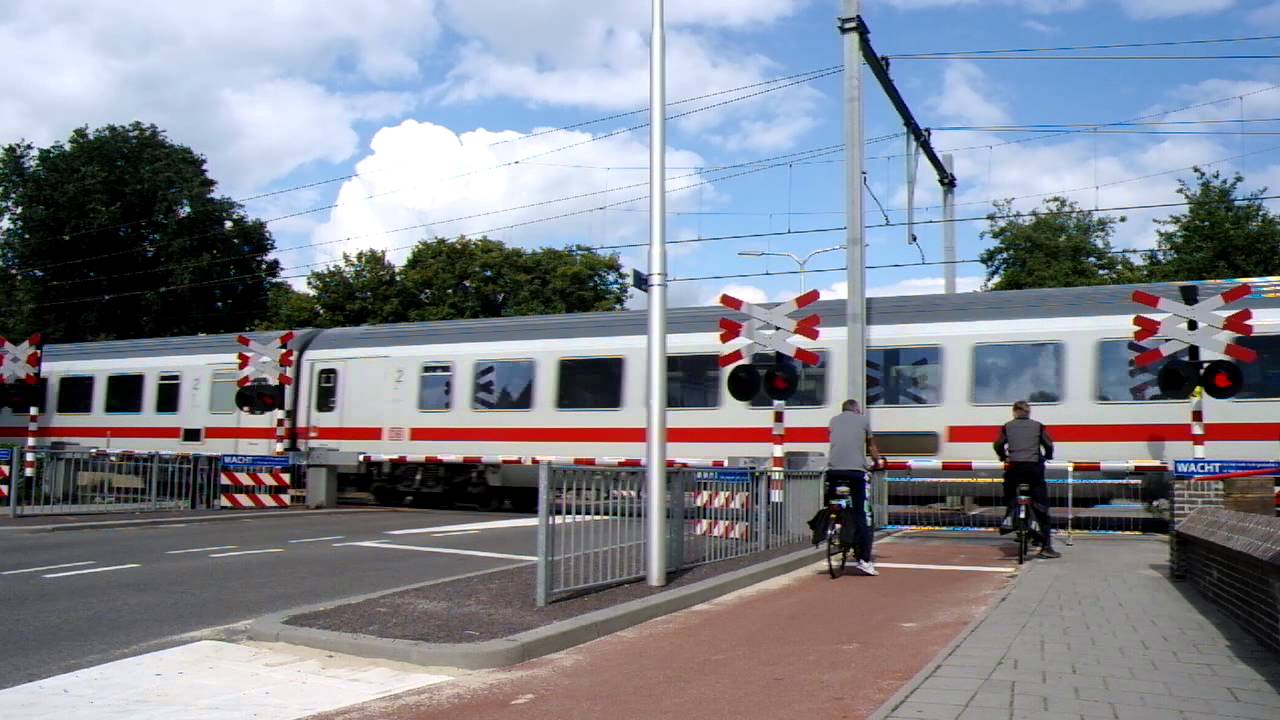 Dutch Railroad Crossing/ Level Crossing/ Spoorwegovergang Almelo - YouTube