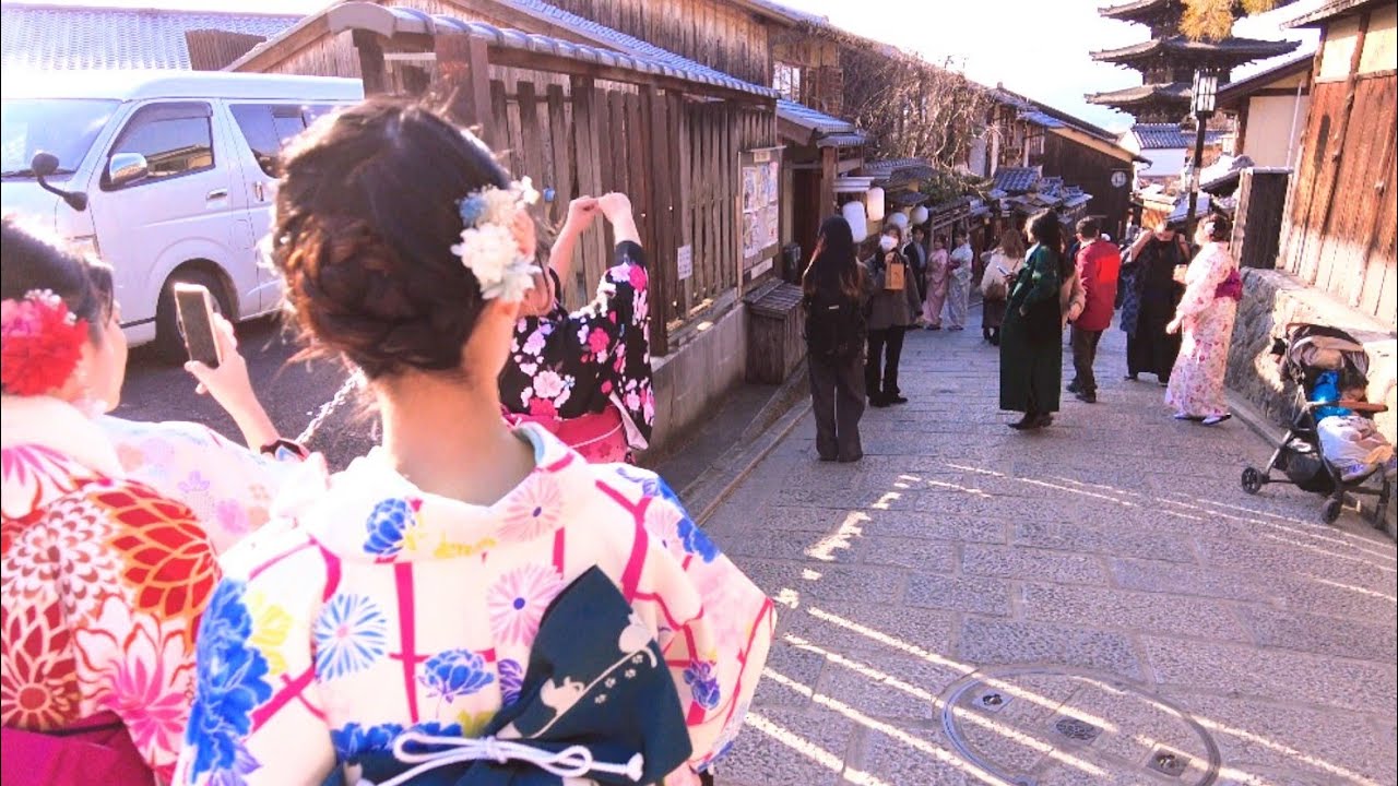 @Kyoto walking 💕🎀Rienda rides Rikisha on the way to Kiyomizu temple 人力車 ...