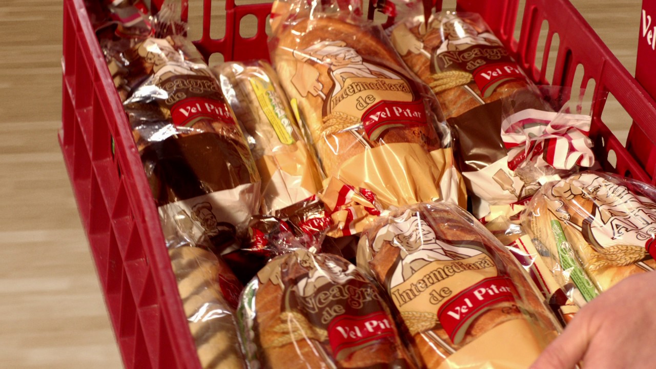 Pâine proaspătă de la VEL PITAR - o pâine bună înseamnă calitate - YouTube