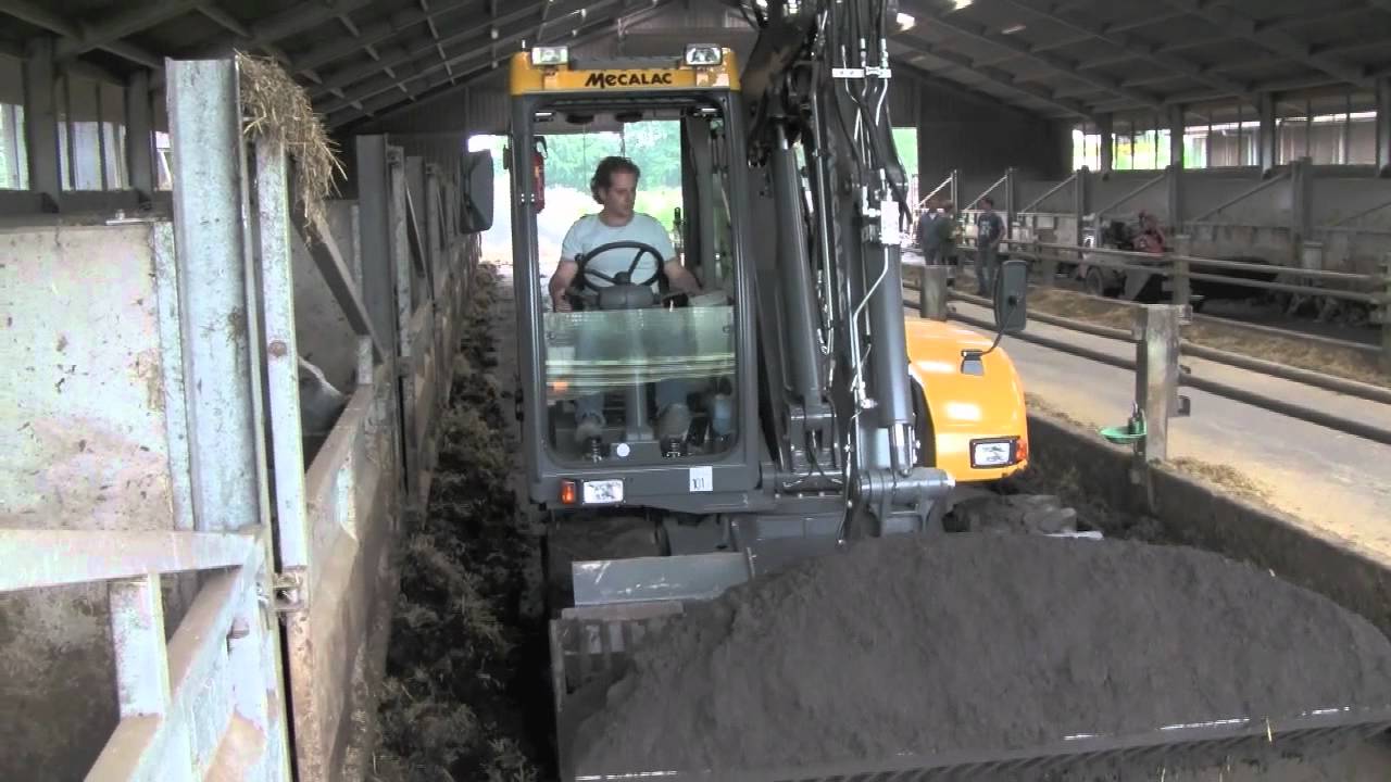 Mecalac compost erin -mest eruit - YouTube