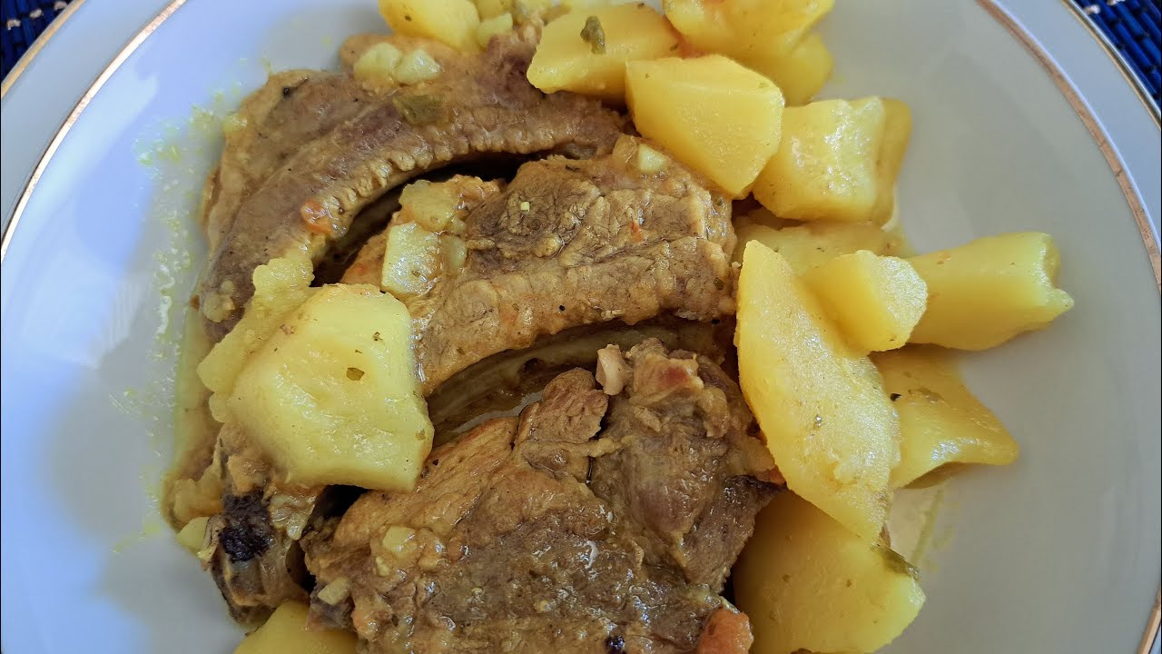 RIQUÍSIMO GUISO DE COSTILLAS DE CERDO CON PATATAS. Delicious stew of ...