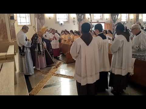 O Sr. Bispo escreve o alfabeto em latim e grego na cerimônia da ...