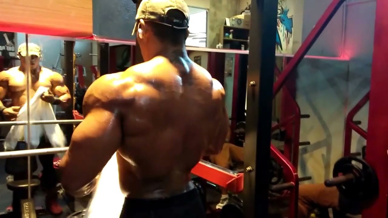 Indonesian bodybuilder pose at gym - YouTube