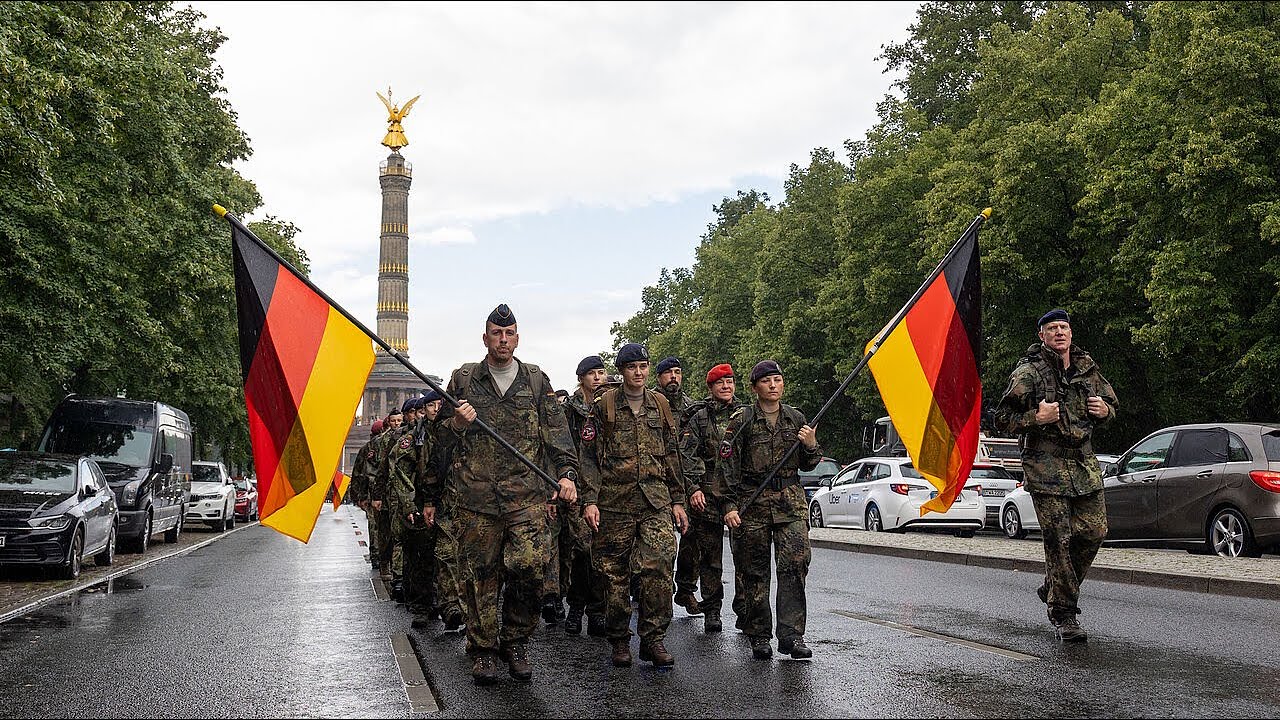 Marsch zum Gedenken 2025 - Soldaten marschieren durch Berlin 🎗️ - YouTube