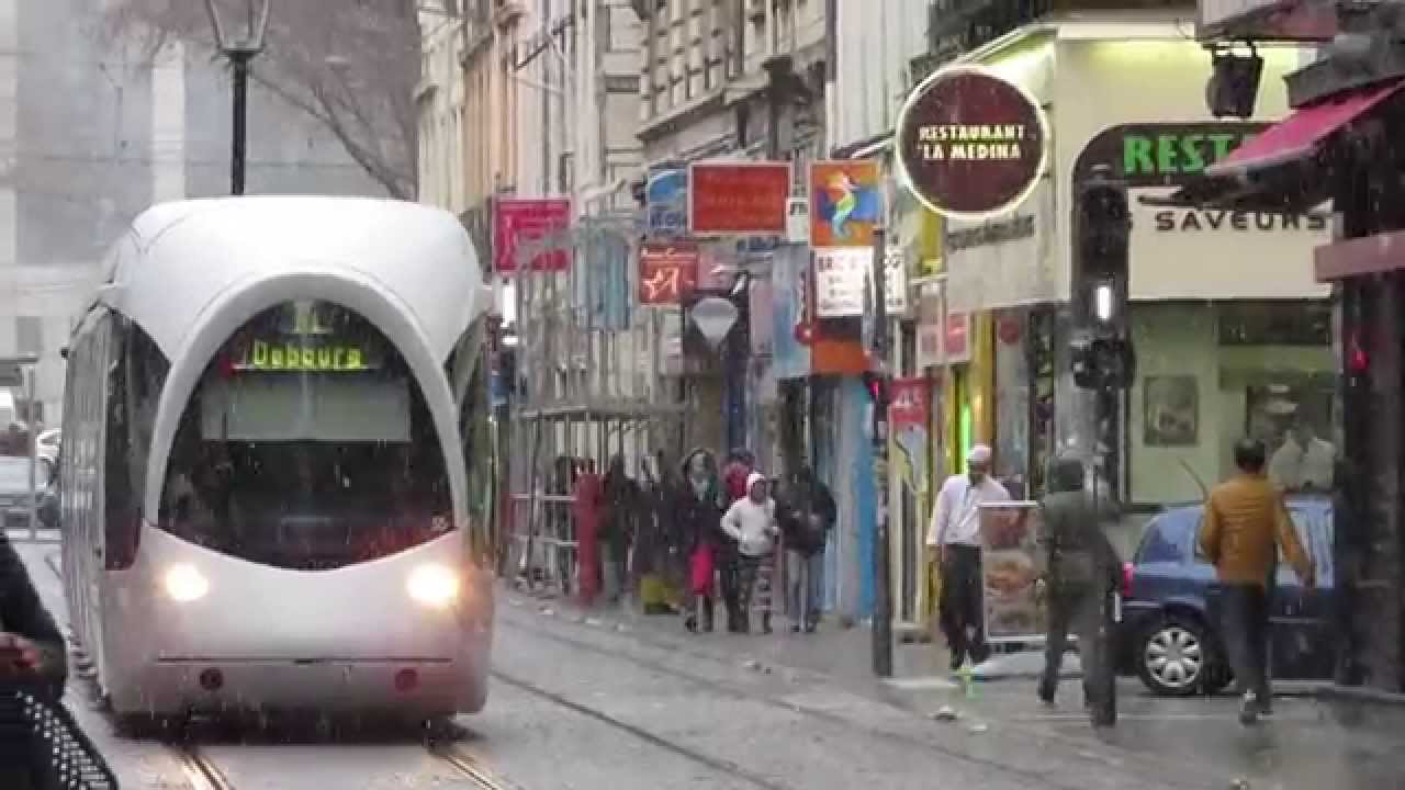 Lyon TCL - Tramway T1 - Saint-André : Deux rames Citadis 302 sous la ...