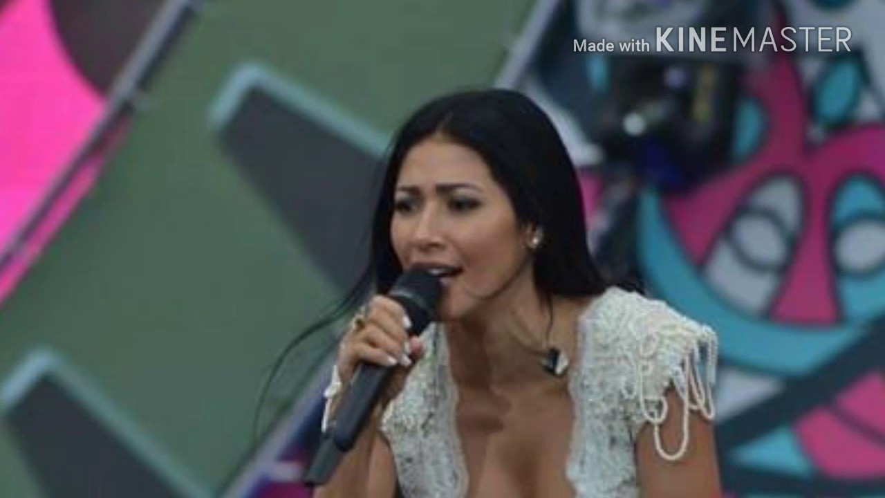 Simaria dá dupla com Simone quase mostra os seios em show - YouTube