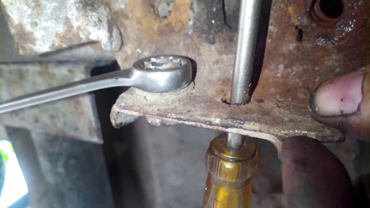 Cómo sacar un tornillo oxidado - YouTube
