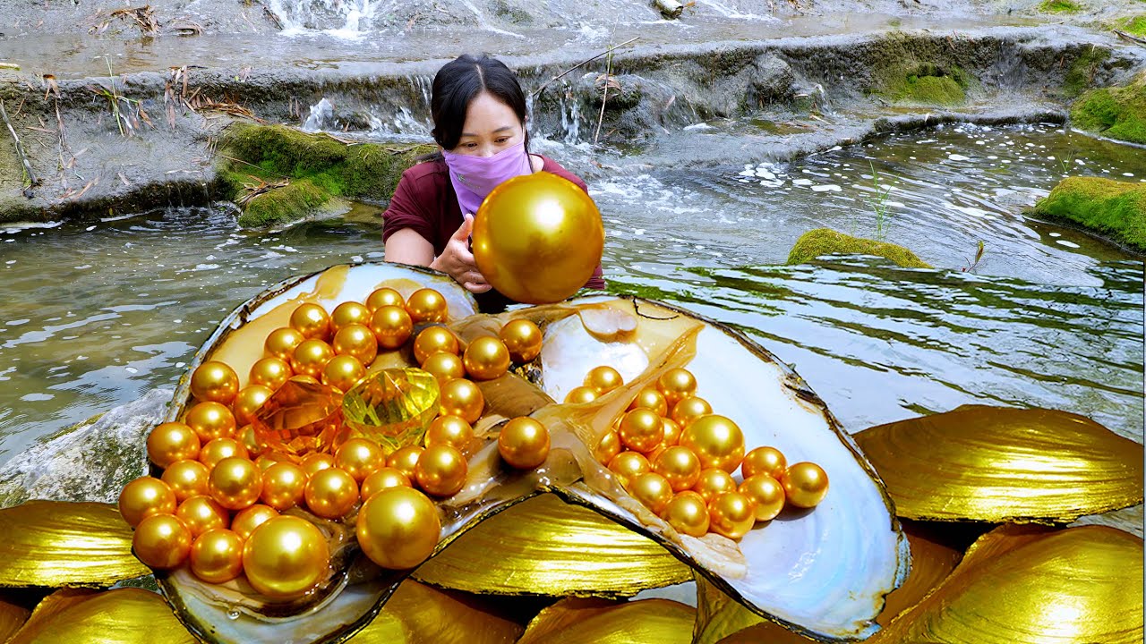 😱🎁The girl pried open the sparkling giant clam and harvested the ...