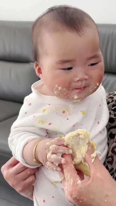 这应该是最小的榴莲爱好者了吧，妈妈刚给奶奶拿的榴莲，才吃两口，瞧给小家伙忙的，抱着就不撒手了😂😂😂人类幼崽第一次吃榴莲的反应 榴莲爱好者 Youtube