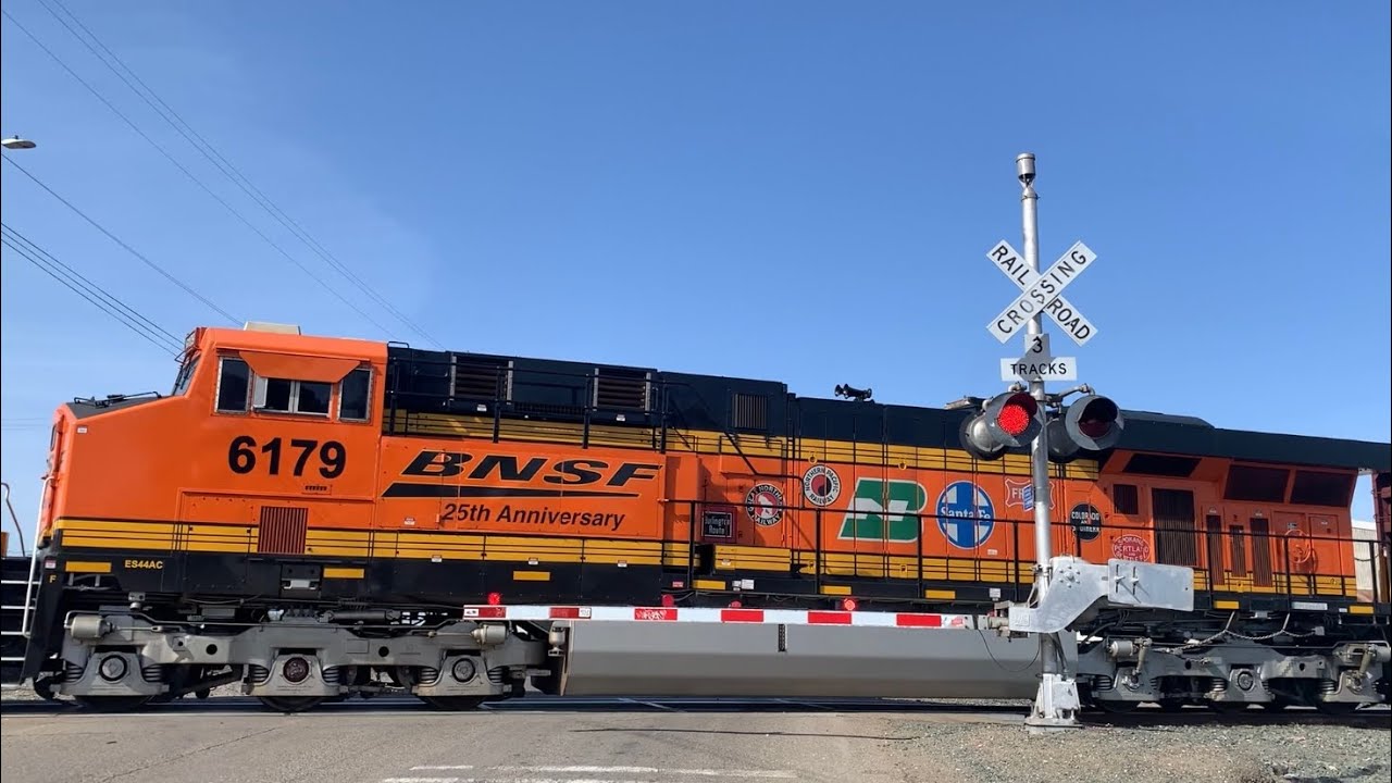 BNSF 7298 Manifest w/ 25th Anniversary Unit South - E Scotts Ave Railroad Crossing, Stockton CA ...