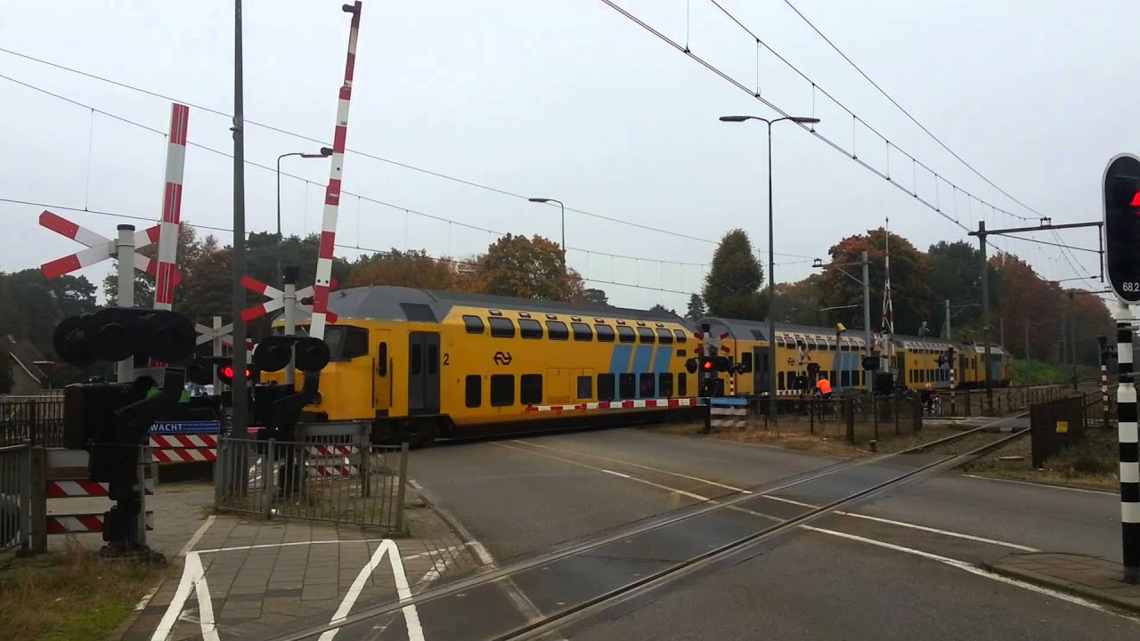 Ddar stoptrain at station Bilthoven, train spotting - YouTube