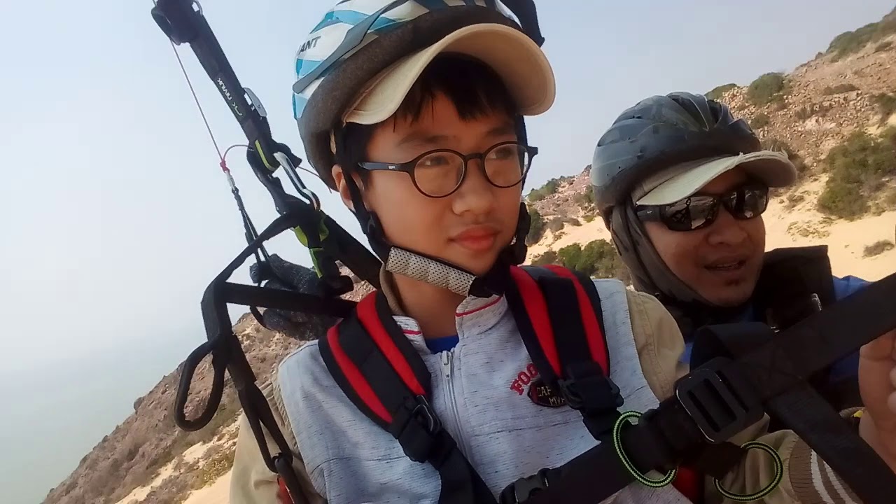 Flying paradiving in Mui Ne. Flycam. - YouTube