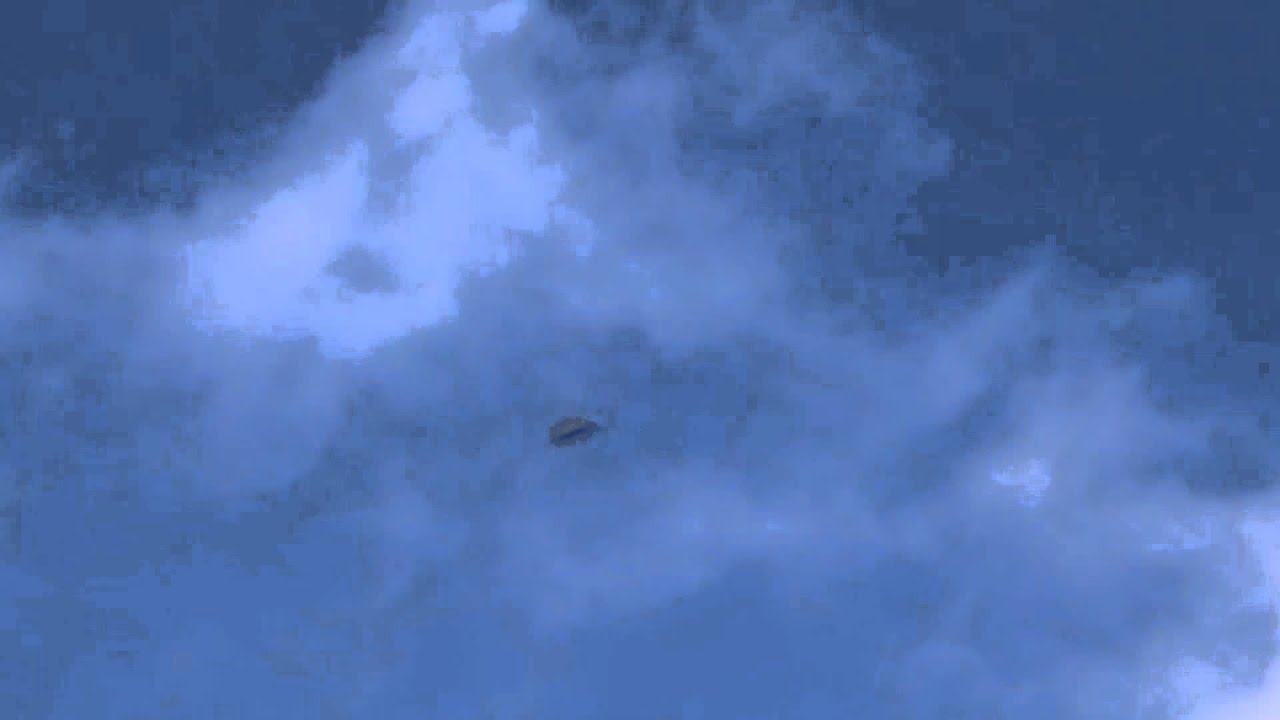 UFO SIGHTING 2015: Rod-Shaped UFO flies almost directly overhead! - YouTube