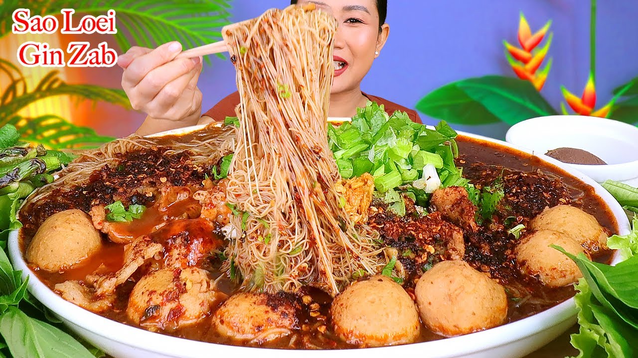 กินก๋วยเตี๋ยวหมูลูกชิ้นเผ็ดๆ‼️แกล้มพริกจี่ 20เม็ดจิ้มกะปิเผ็ดๆแซ่บๆจ้า ...