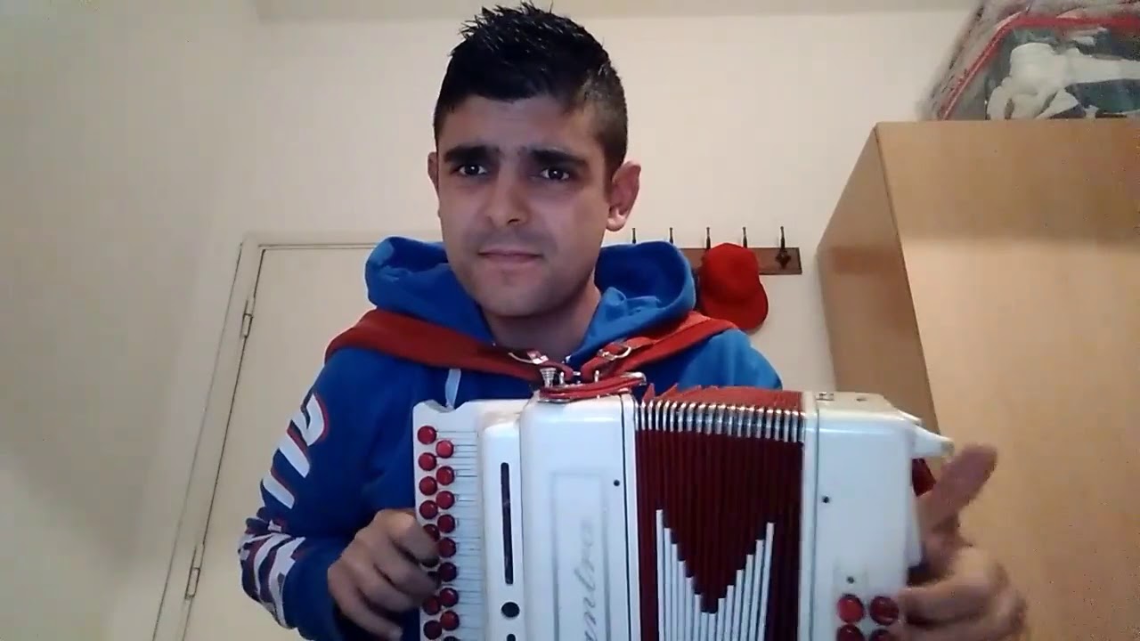 Il musicista Luca Cocco di Ardauli e il ballo di Teti - YouTube