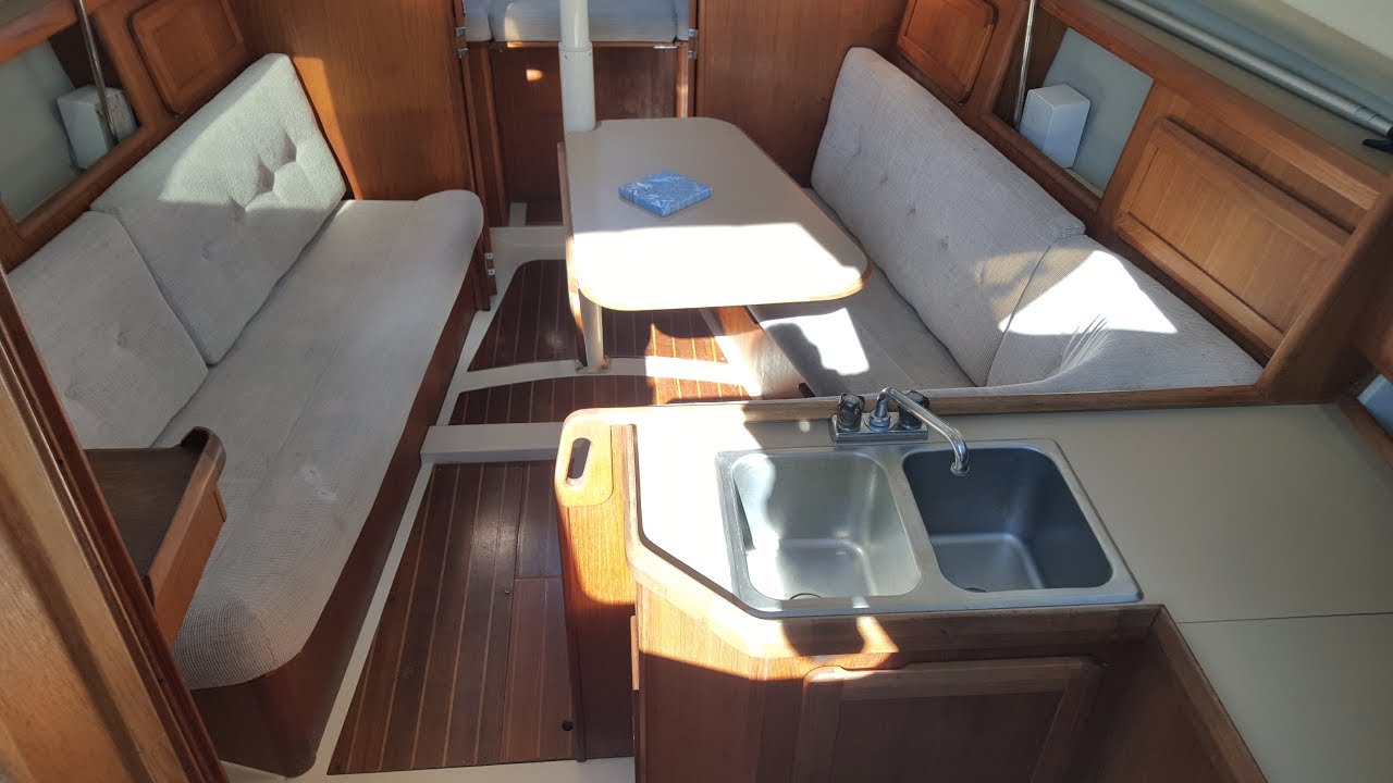 Interior on Hunter 30T 1991. 4K quality video, but couldn't rotate it ...