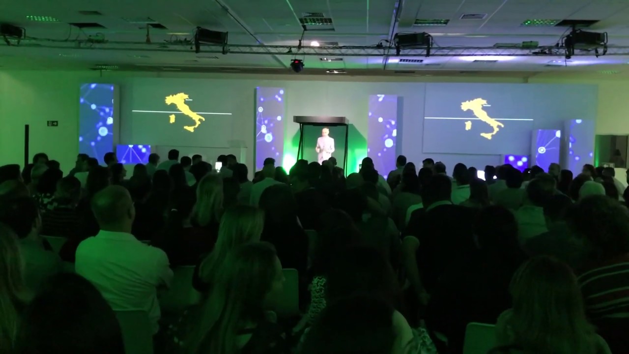 Palestra holográfica interativa - YouTube