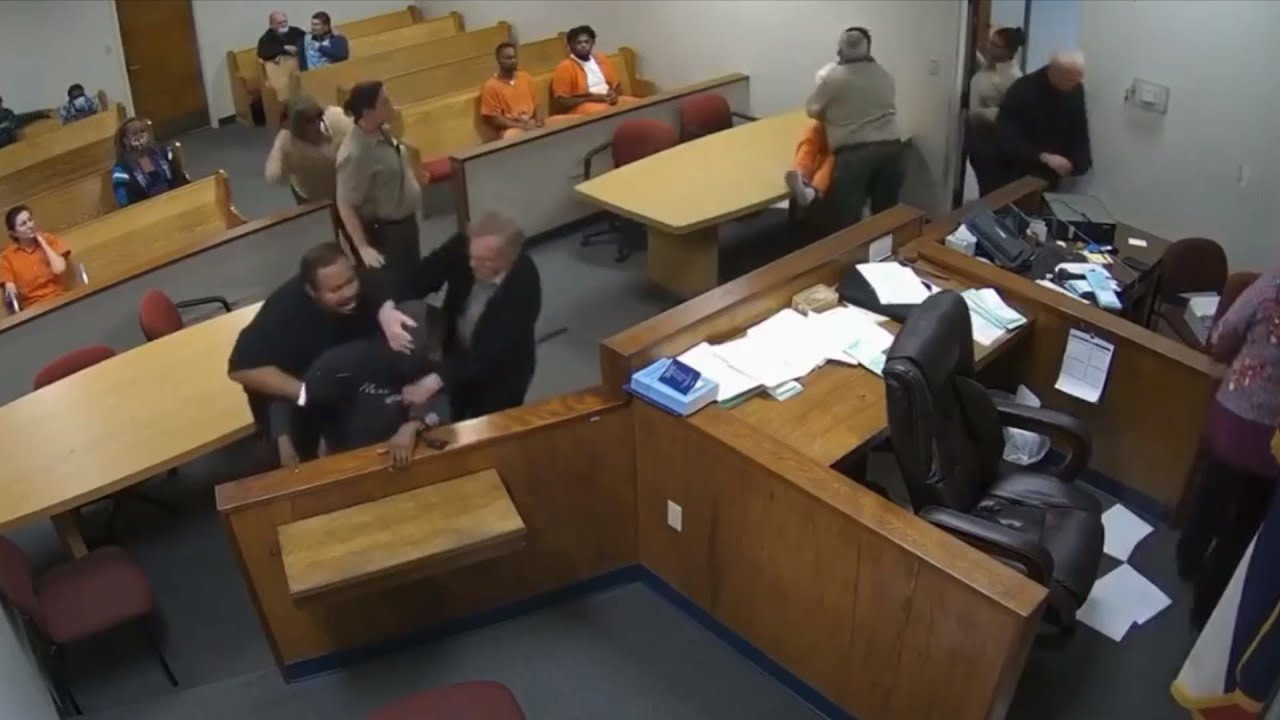 Criminal Tries to Attack Judge, Gets Learnt - YouTube
