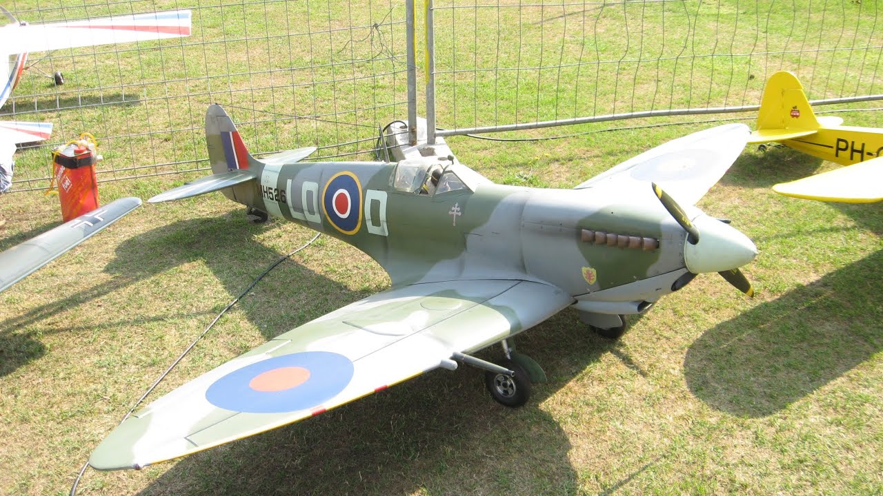 Mick Reeves Spitfire Mk.IX - Mfsc Spelle Flugtag 2011 - YouTube