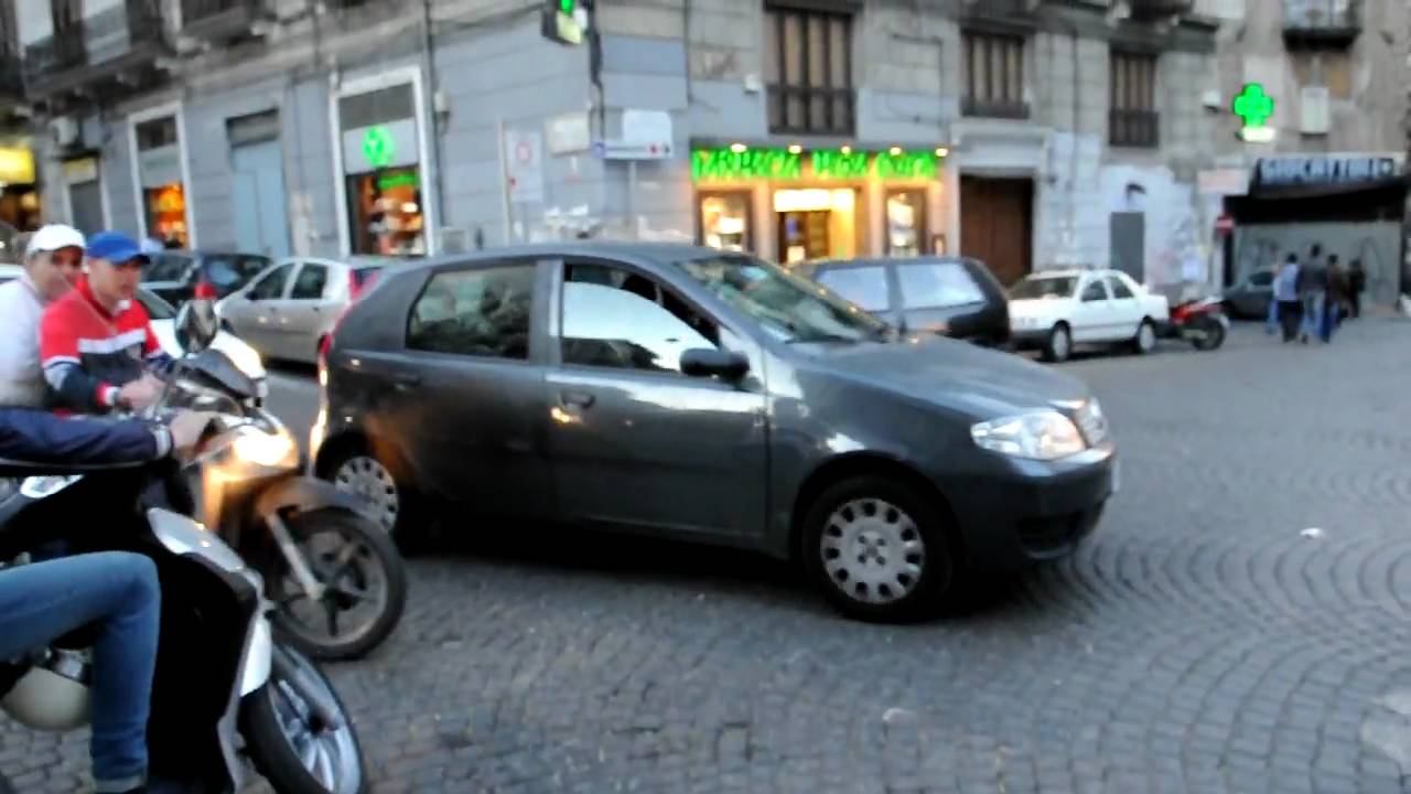 Crazy intersection in Napoli - YouTube
