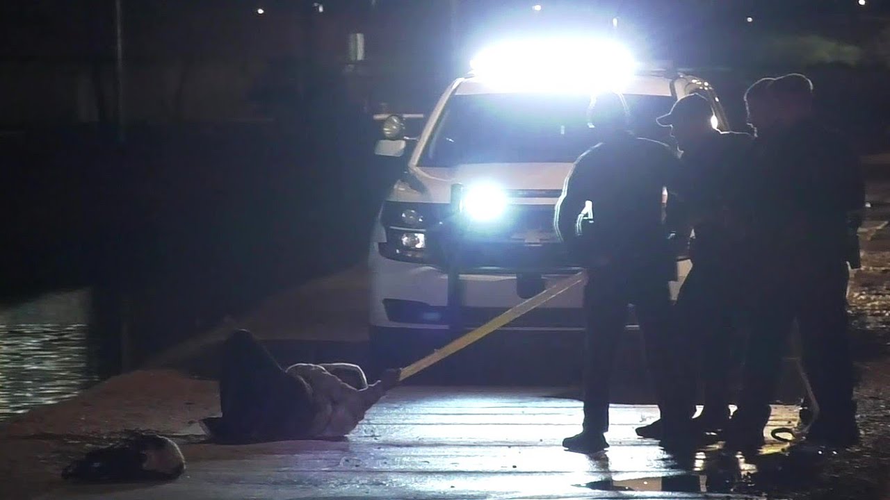 Phoenix Police Officers Rescue Woman From Canal - YouTube