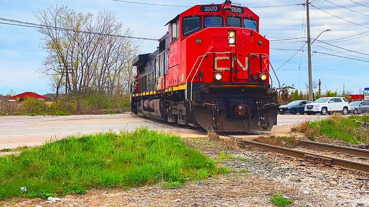 CN Canadian Cab | 2520 leads 438 on the Pelton Spur. - YouTube