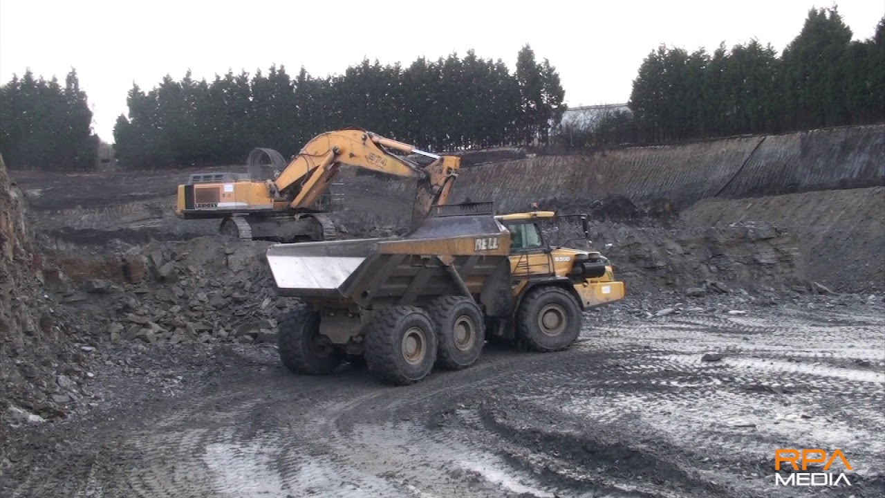 Big Liebherr R974 excavator loading Bell B40 and B50 trucks. - YouTube