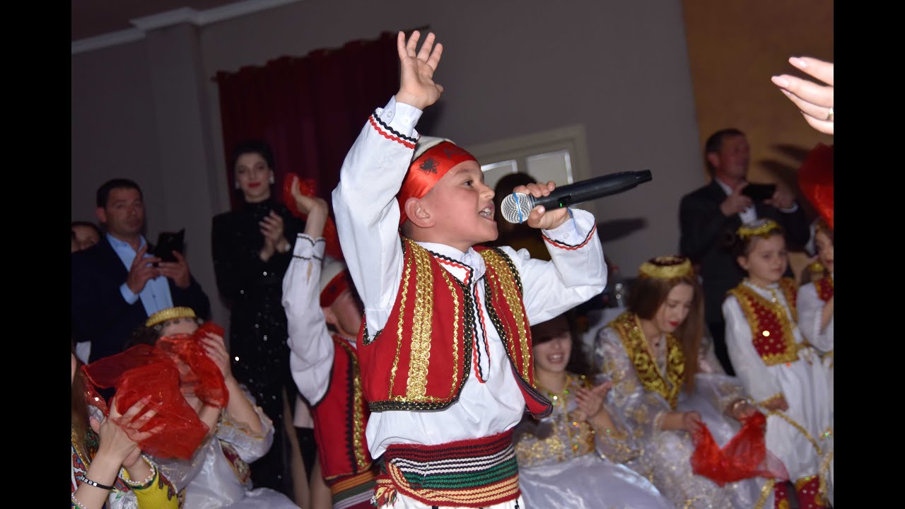 Nipi i këndon Nuses ne dasmën e saj - Oj lulija jon me limona. 7, mars ...