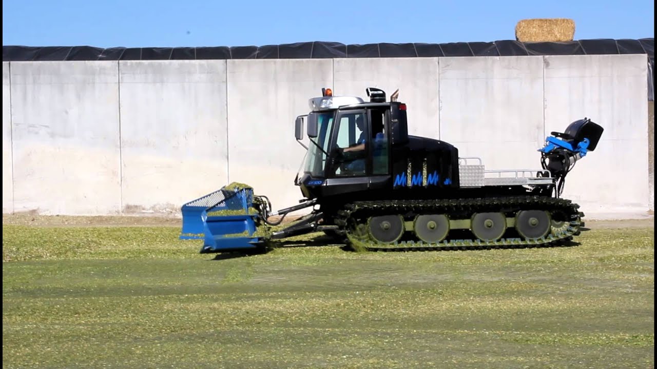 Snow Groomer for collecting silage from Prinoth - YouTube