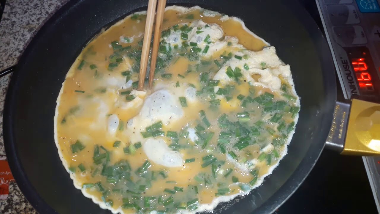 Cách rán trứng đúng cách thơm ngon béo ngậy không khô! - YouTube