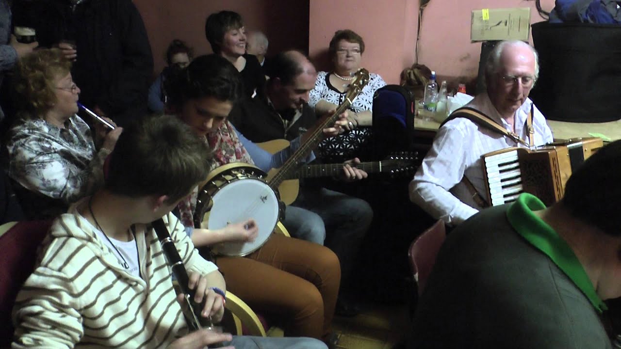 Mick Foster and friends play 2 well known reels. - YouTube