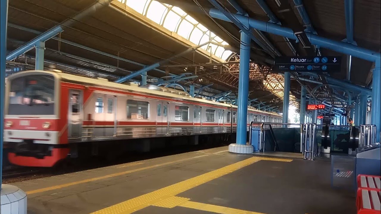 KRL Commuter Line & Kereta Jarak Jauh Di Stasiun Juanda: Tokyo Metro ...