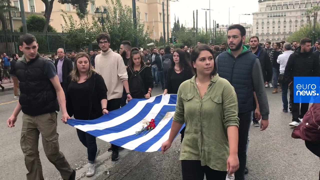 Η πορεία με την σημαία της ΠΑΣΠ στο Σύνταγμα - YouTube