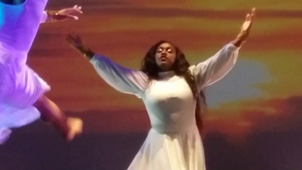 Bring It! Live Tour: Dancing Dolls Perform "Amazing" - YouTube