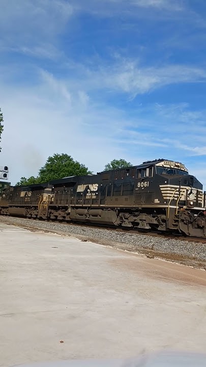 Nice Speed "Rollin by" Loud Horn Burst! Norfolk Southern #8061 - #28r @rider22 - YouTube